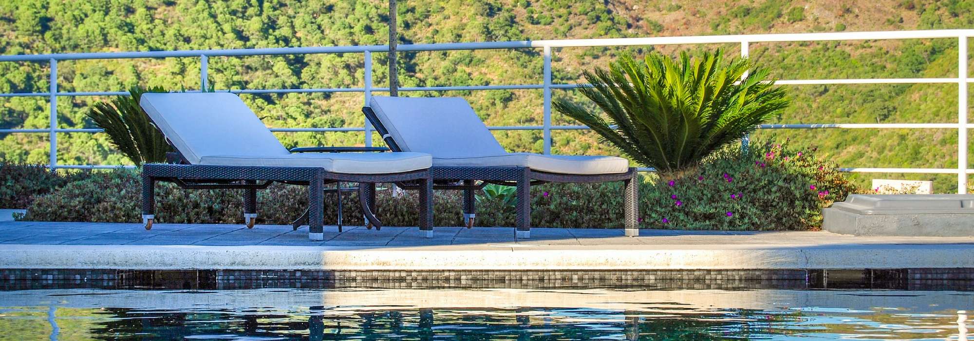Acondicionar los alrededores de una piscina en cinco ambientes - Blog ...